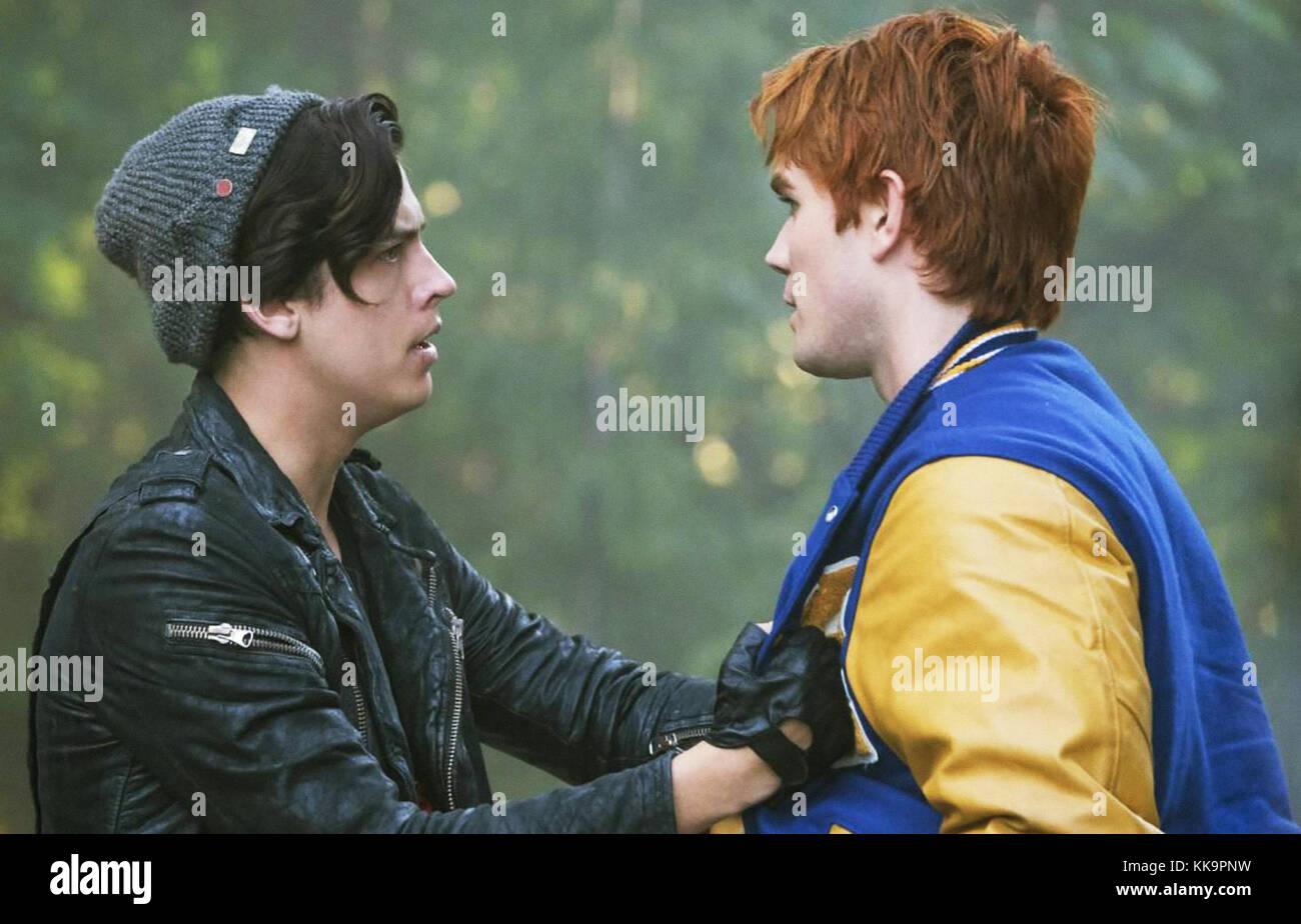 Riverdale L R Cole Sprouse As Jughead Jones Kj Apa As Archie Andrews