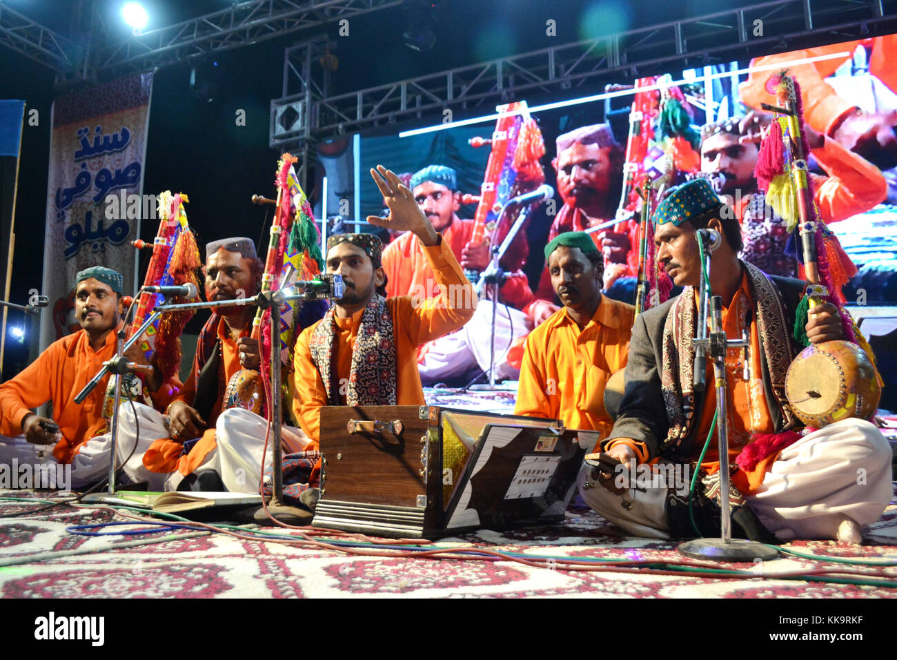 Hyderabad, Pakistan. 27th Nov, 2017. Sufi singer are performing there ...