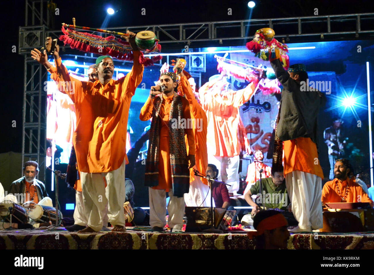 Hyderabad, Pakistan. 27th Nov, 2017. Sufi singer are performing there ...