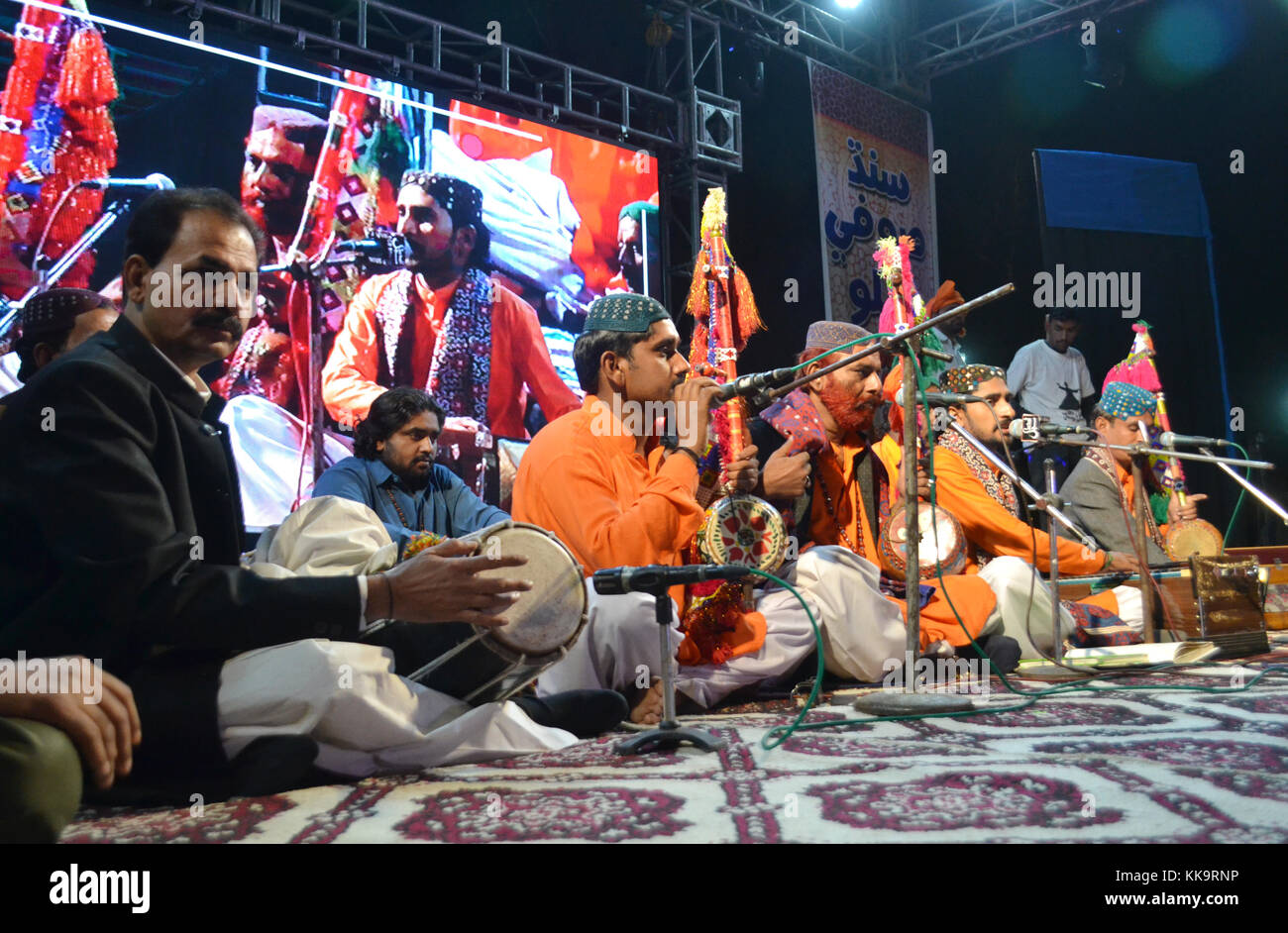 Hyderabad, Pakistan. 27th Nov, 2017. Sufi singer are performing there ...