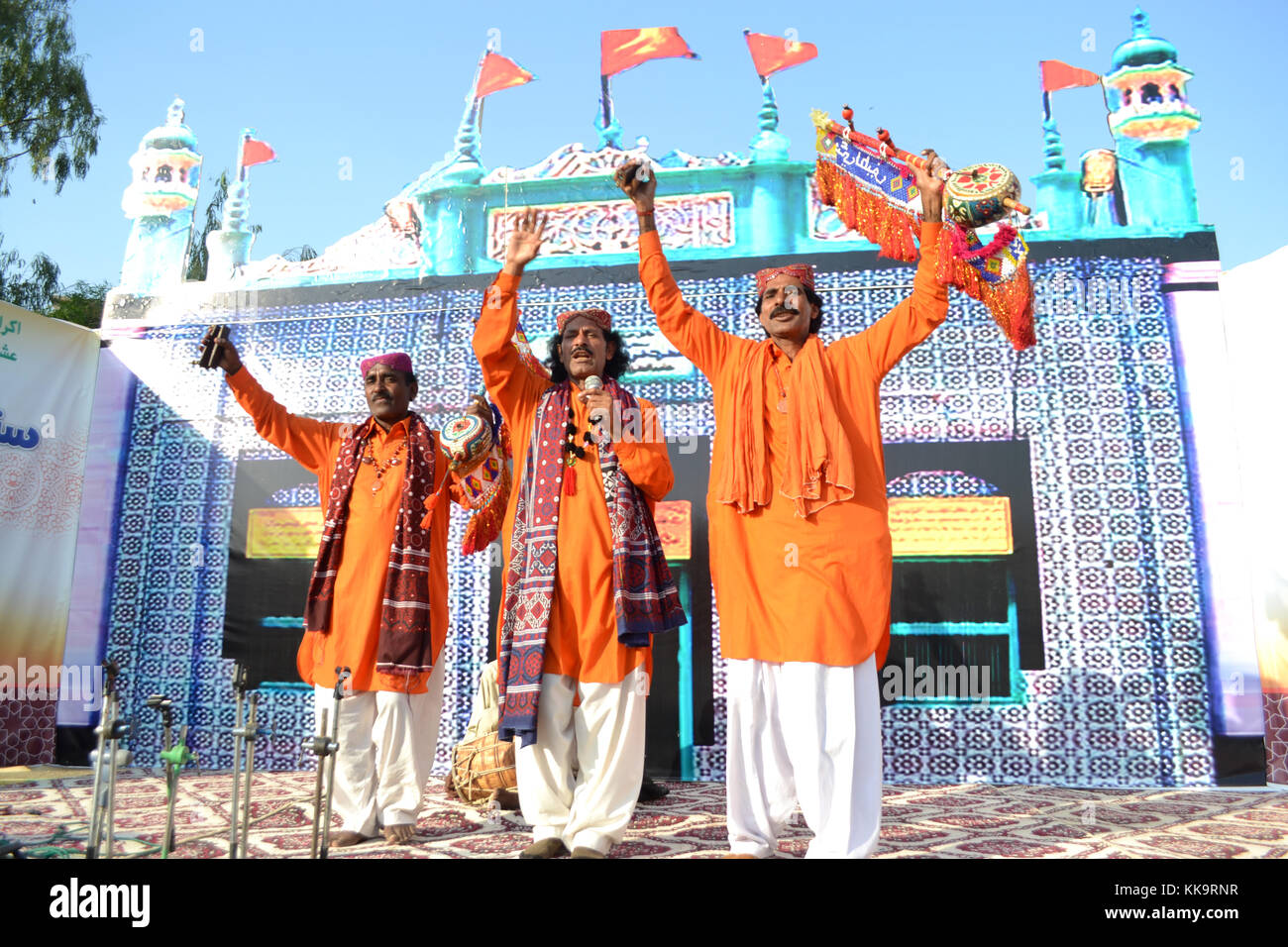 Hyderabad, Pakistan. 26th Nov, 2017. Sufi singer are performing there ...