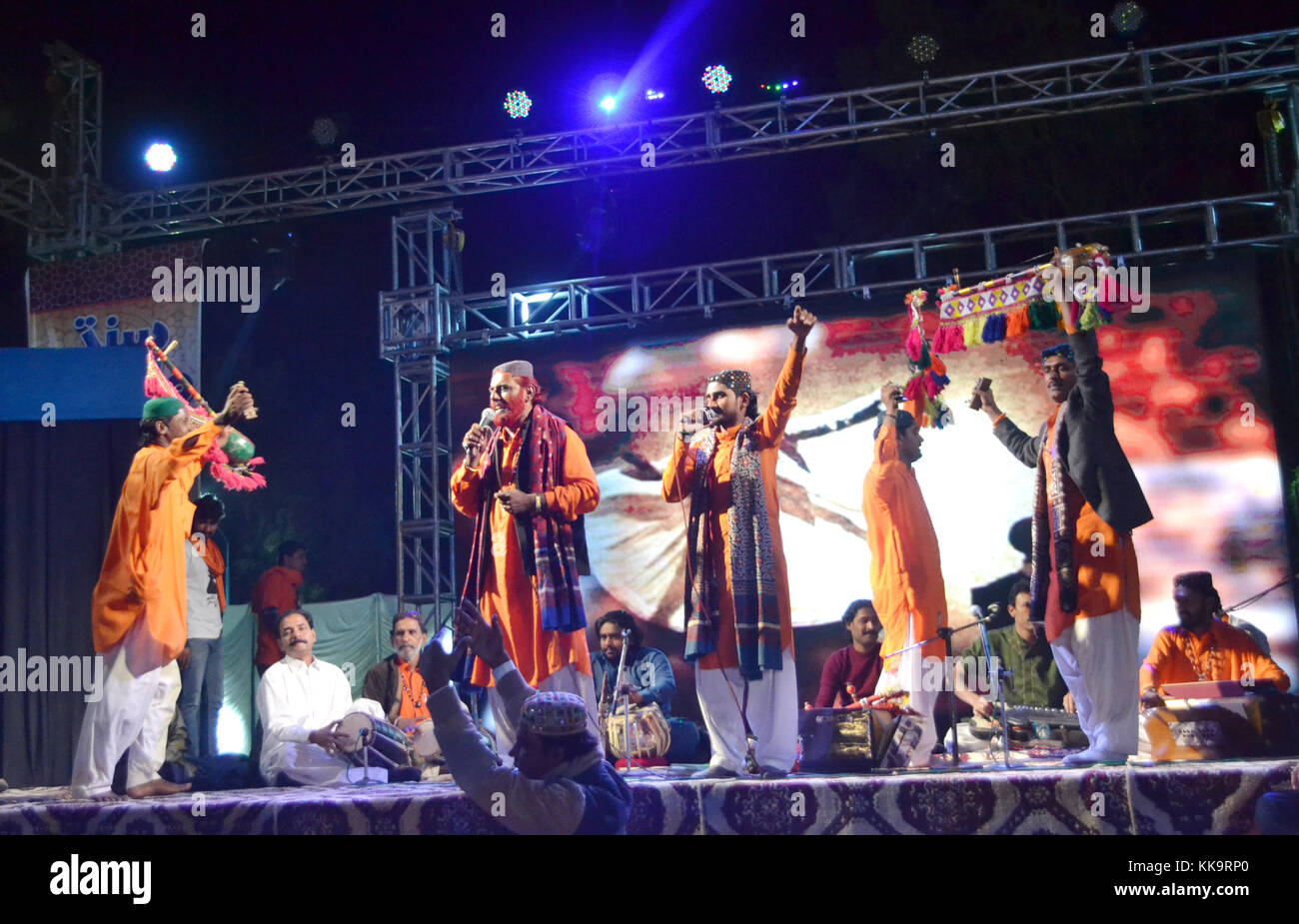Hyderabad, Pakistan. 27th Nov, 2017. Sufi singer are performing there ...