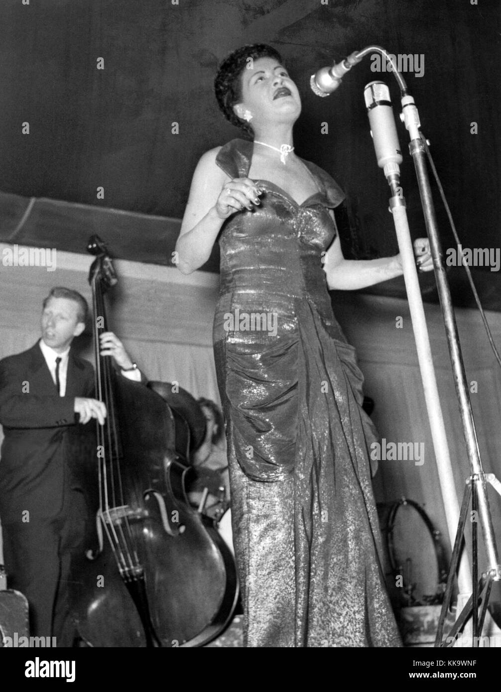 She performs Black and White Stock Photos & Images - Alamy