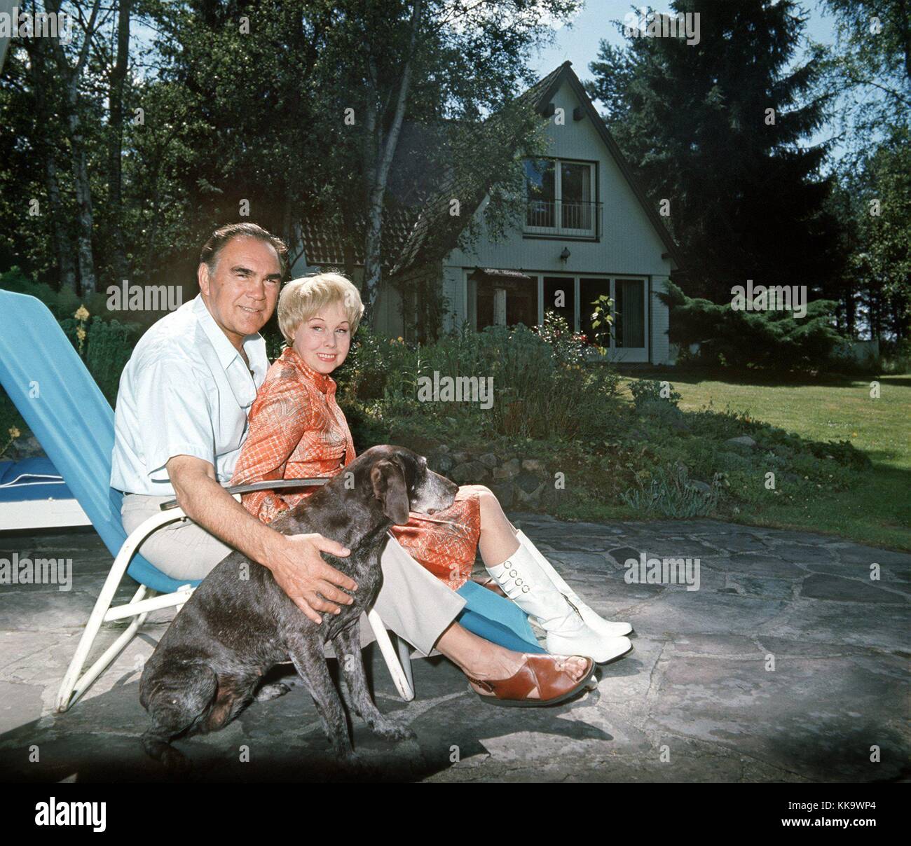 Max Schmeling and his wife, the actress Anny Ondra, in front of their ...