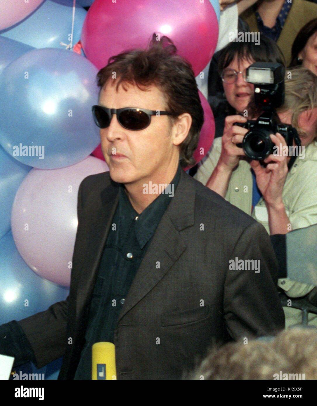 Paul McCartney says hello in passing to waiting fans and journalists in ...