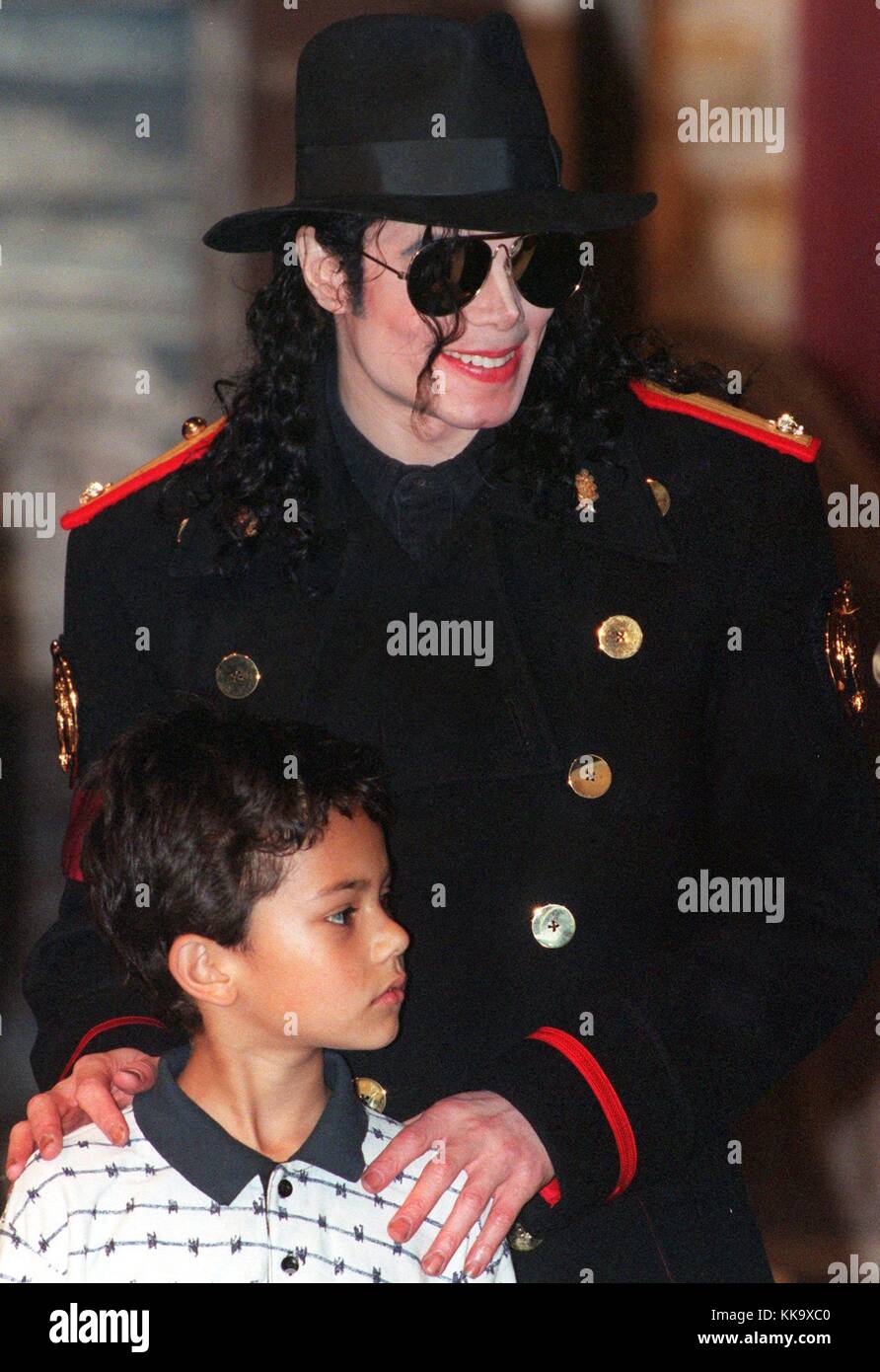US pop star Michael Jackson shows no fear of contacts during his visit ...