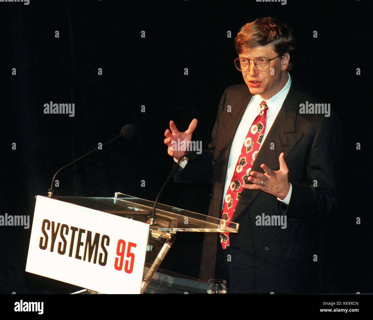 Microsoft chief executive bill gates hi-res stock photography and ...