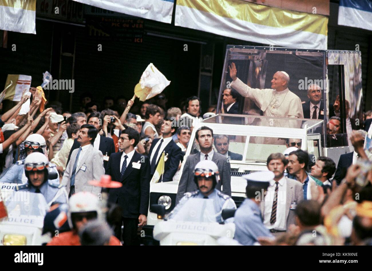Thousands of pilgrims welcome Pope John Paul II in Lourdes. He visited ...