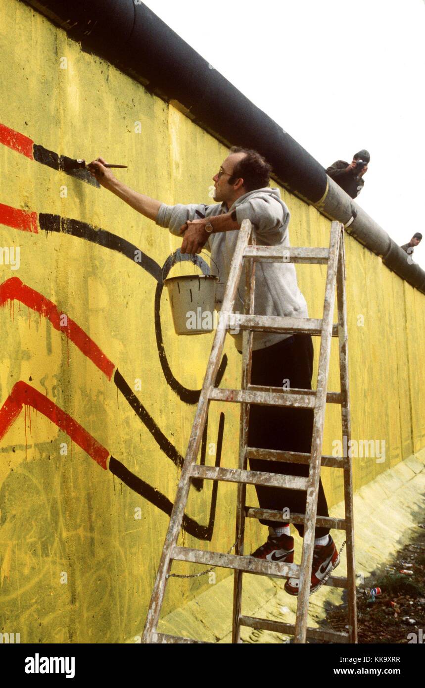 The US american Graffiti artist Keith Haring paints a human chain onto ...