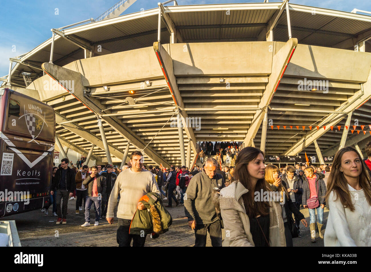 Rugby ground crowd hi-res stock photography and images - Alamy