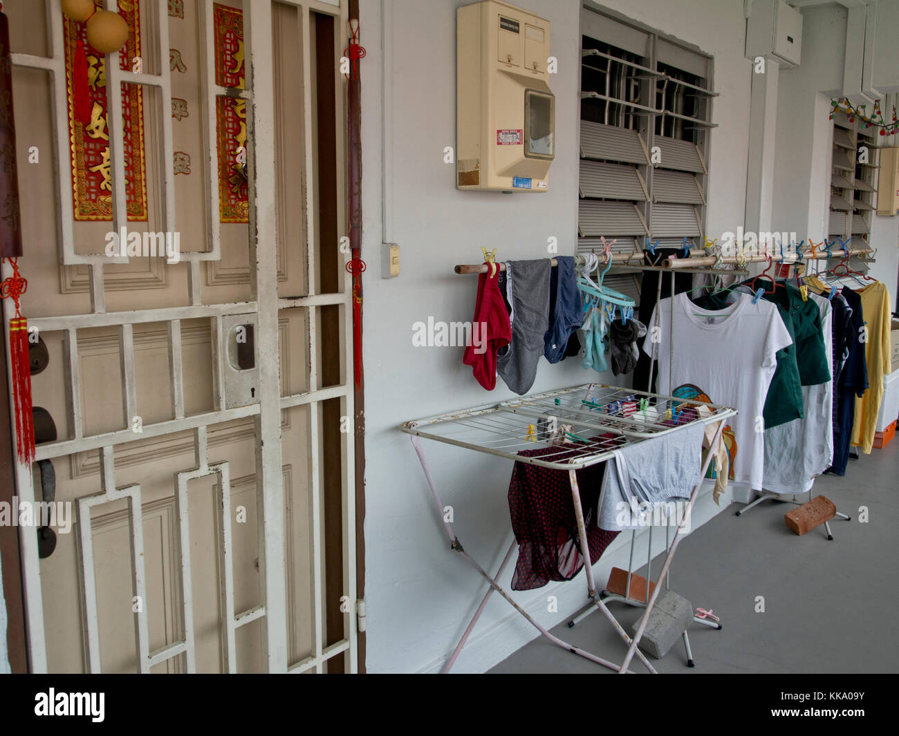 Crowded outdoors in low income housing in Singapore Stock Photo - Alamy