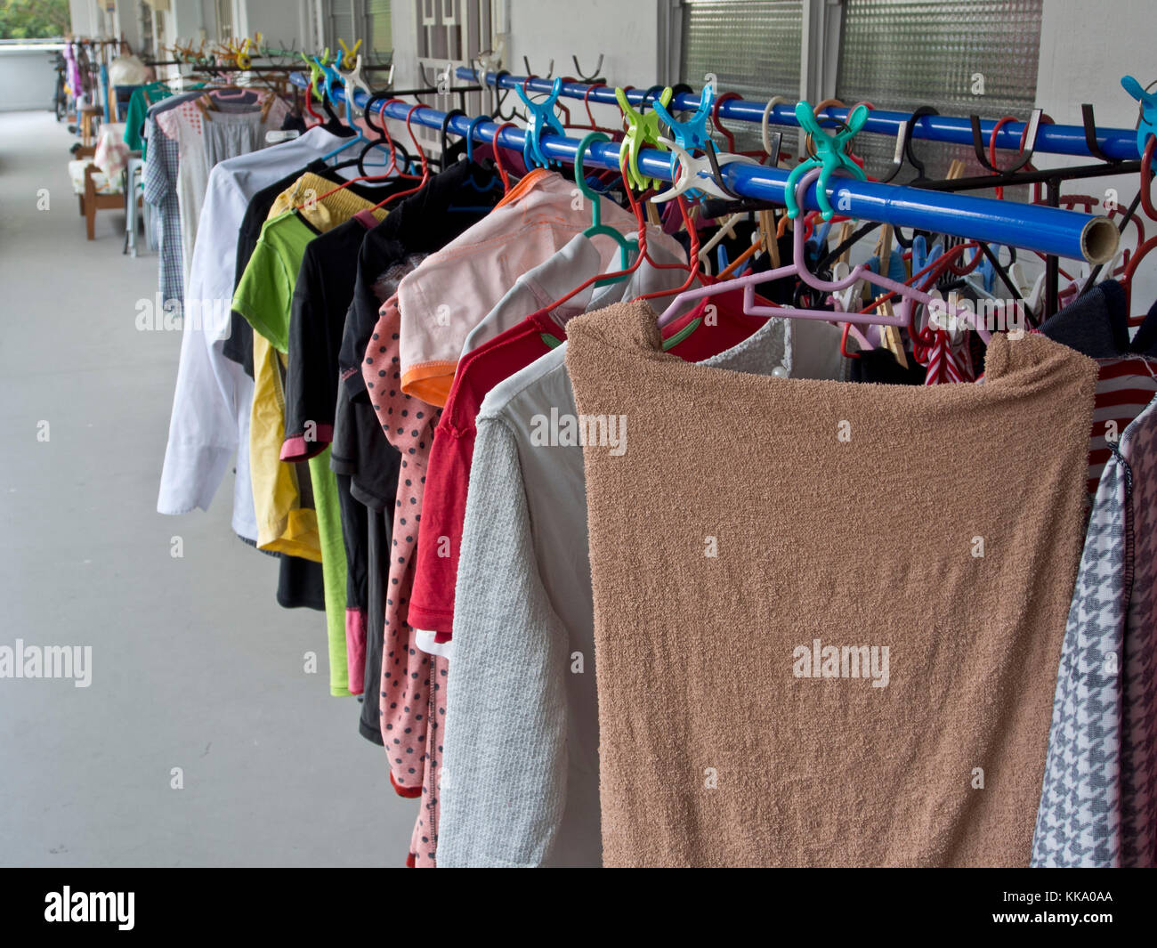 Crowded outdoors in low income housing in Singapore Stock Photo - Alamy