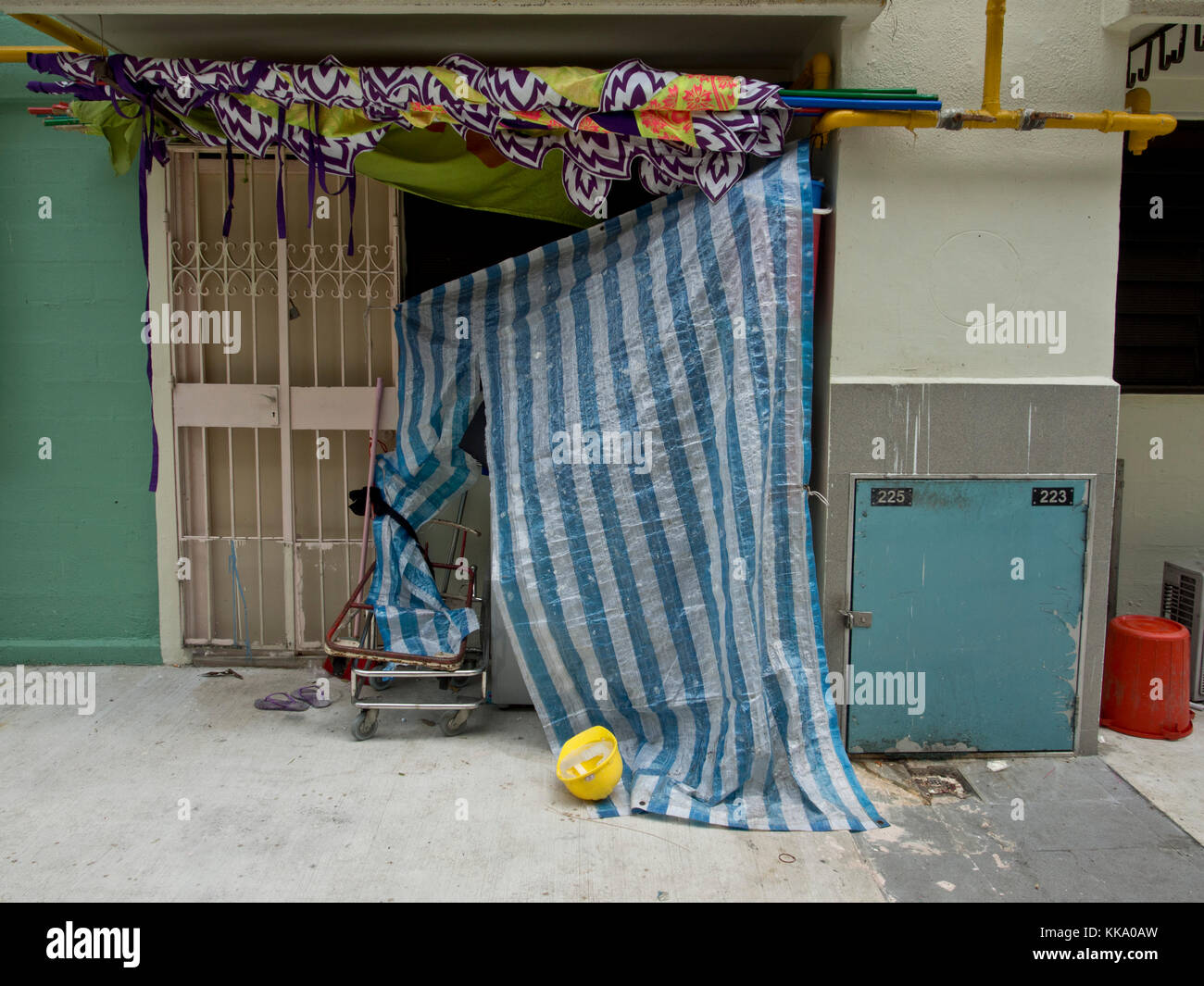Crowded outdoors in low income housing in Singapore Stock Photo - Alamy