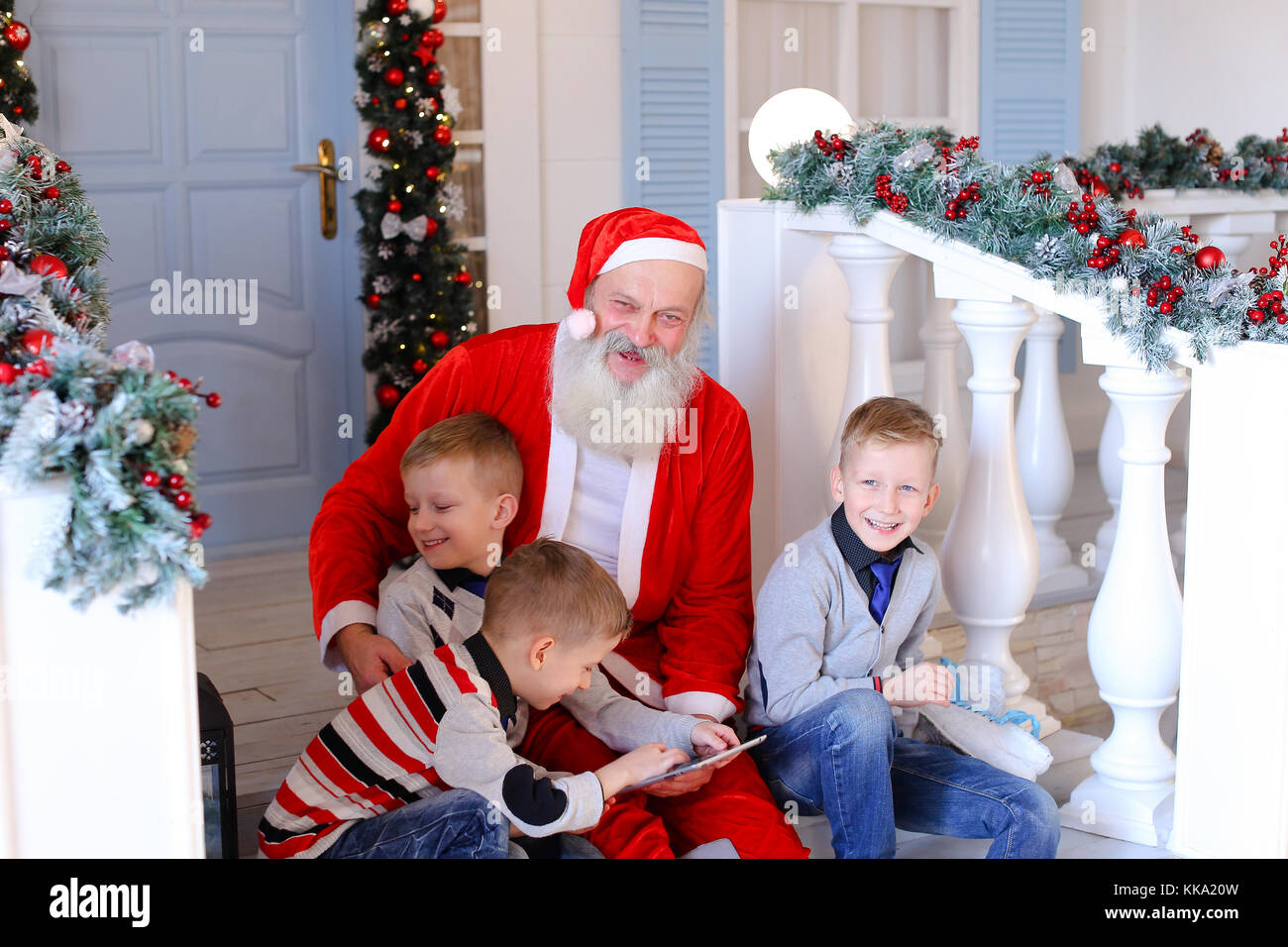 Santa Claus paying with kids Stock Photo - Alamy