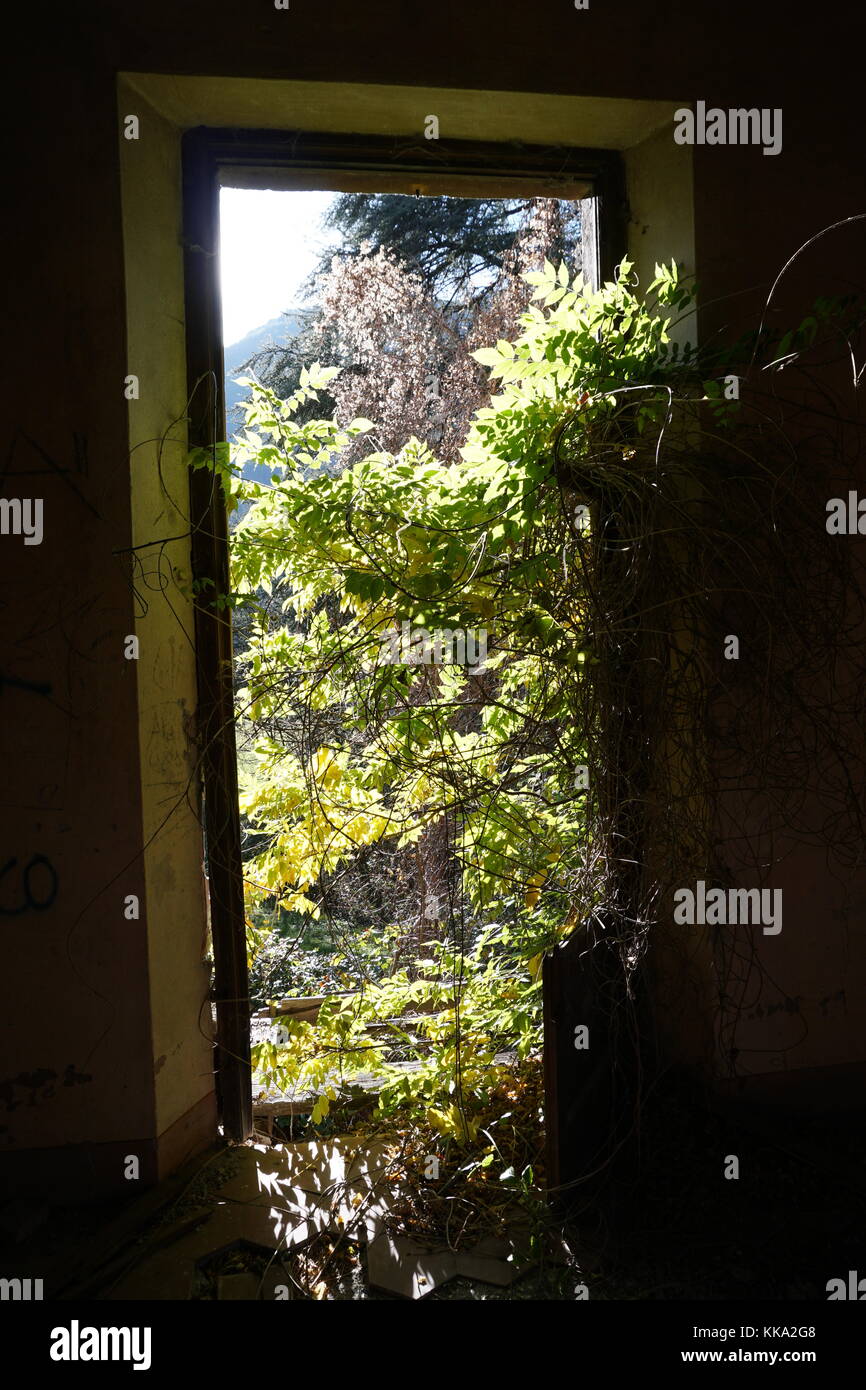 Light entering a building hi-res stock photography and images - Alamy