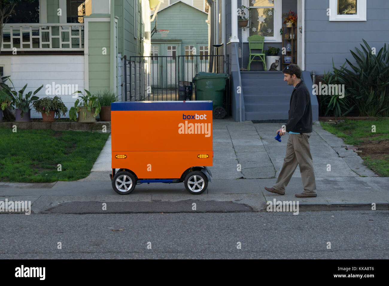 Delivery by robot hi-res stock photography and images - Alamy