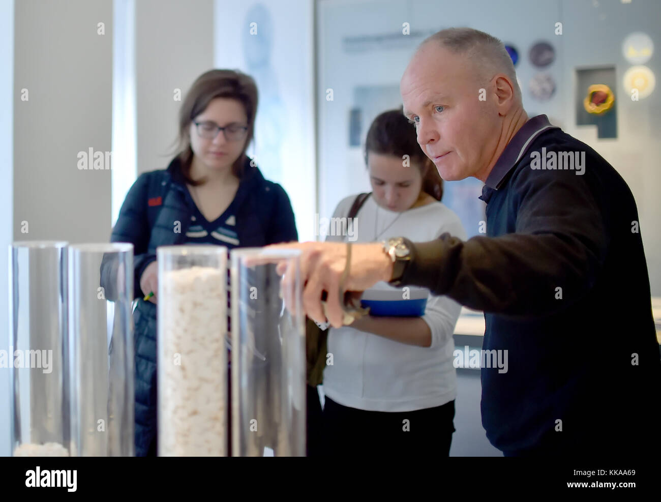 Berlin, Germany. 29th Nov, 2017. Biologist Dominique Krueger explains ...