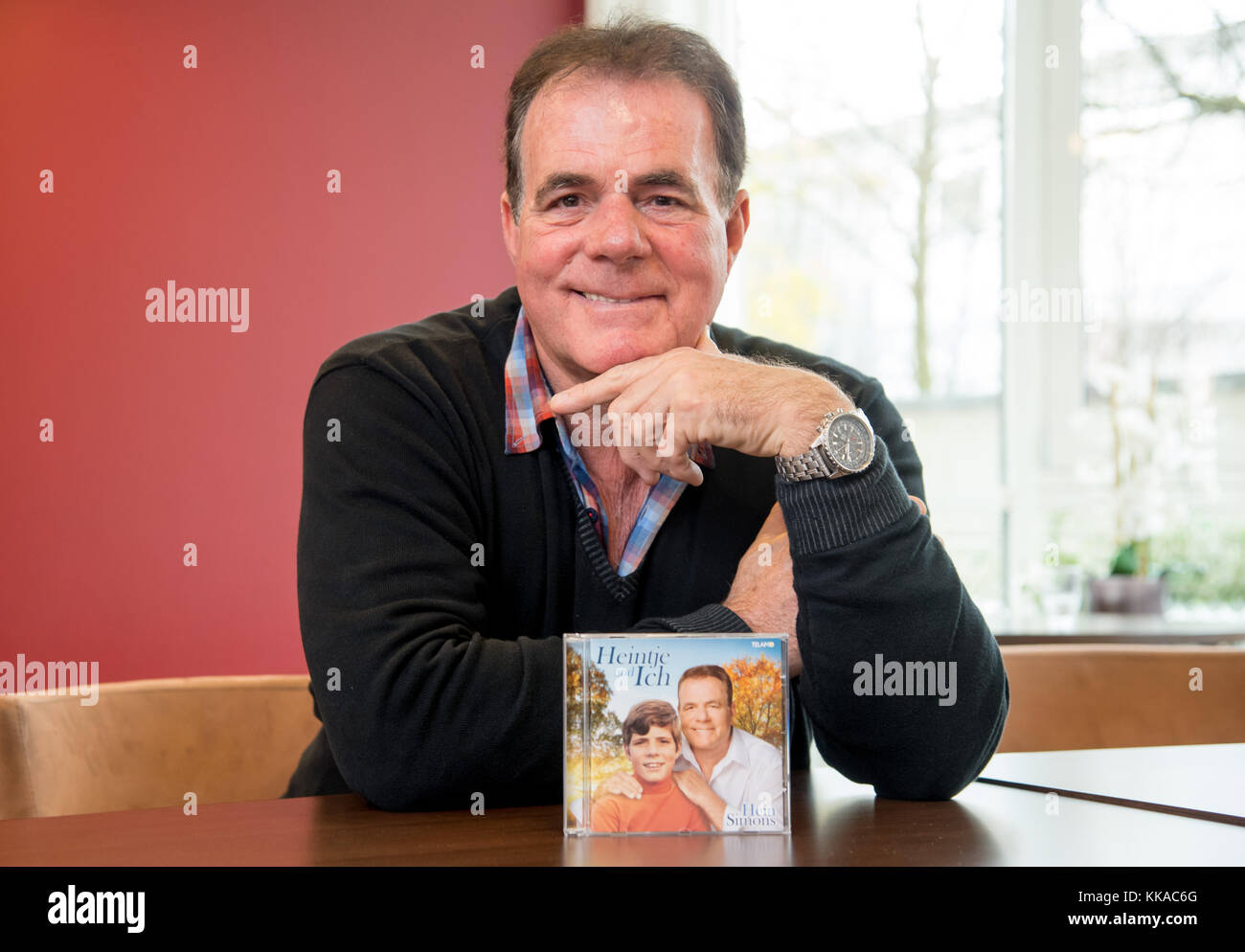 Munich, Germany. 29th Nov, 2017. Singer Heins Simons presents his new ...