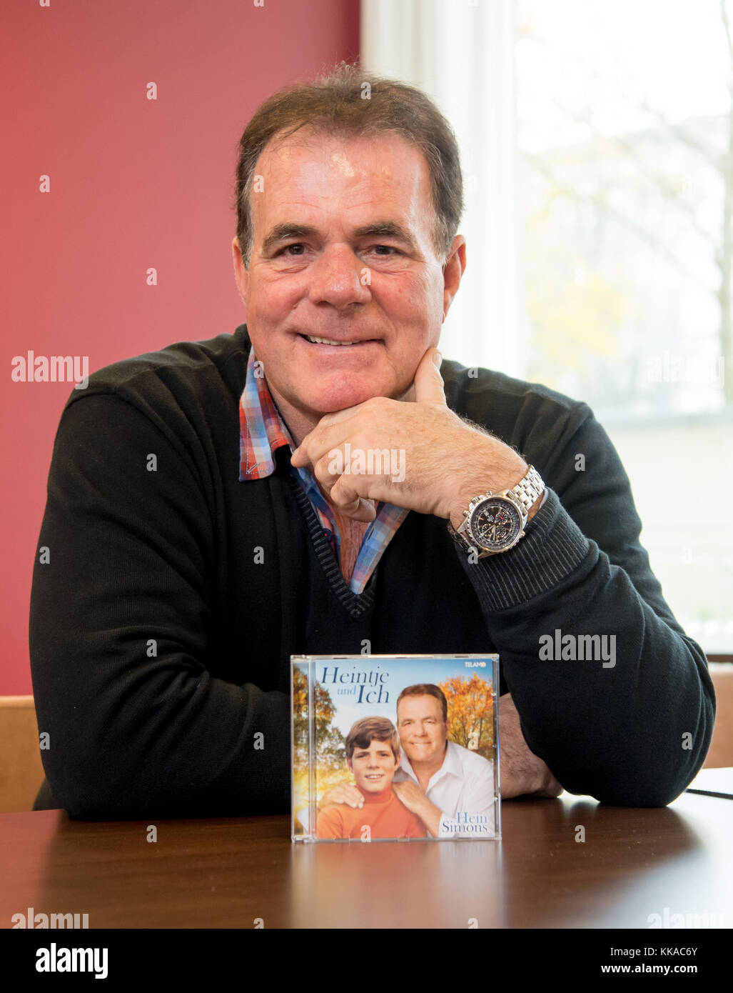 Munich, Germany. 29th Nov, 2017. Singer Heins Simons presents his new ...