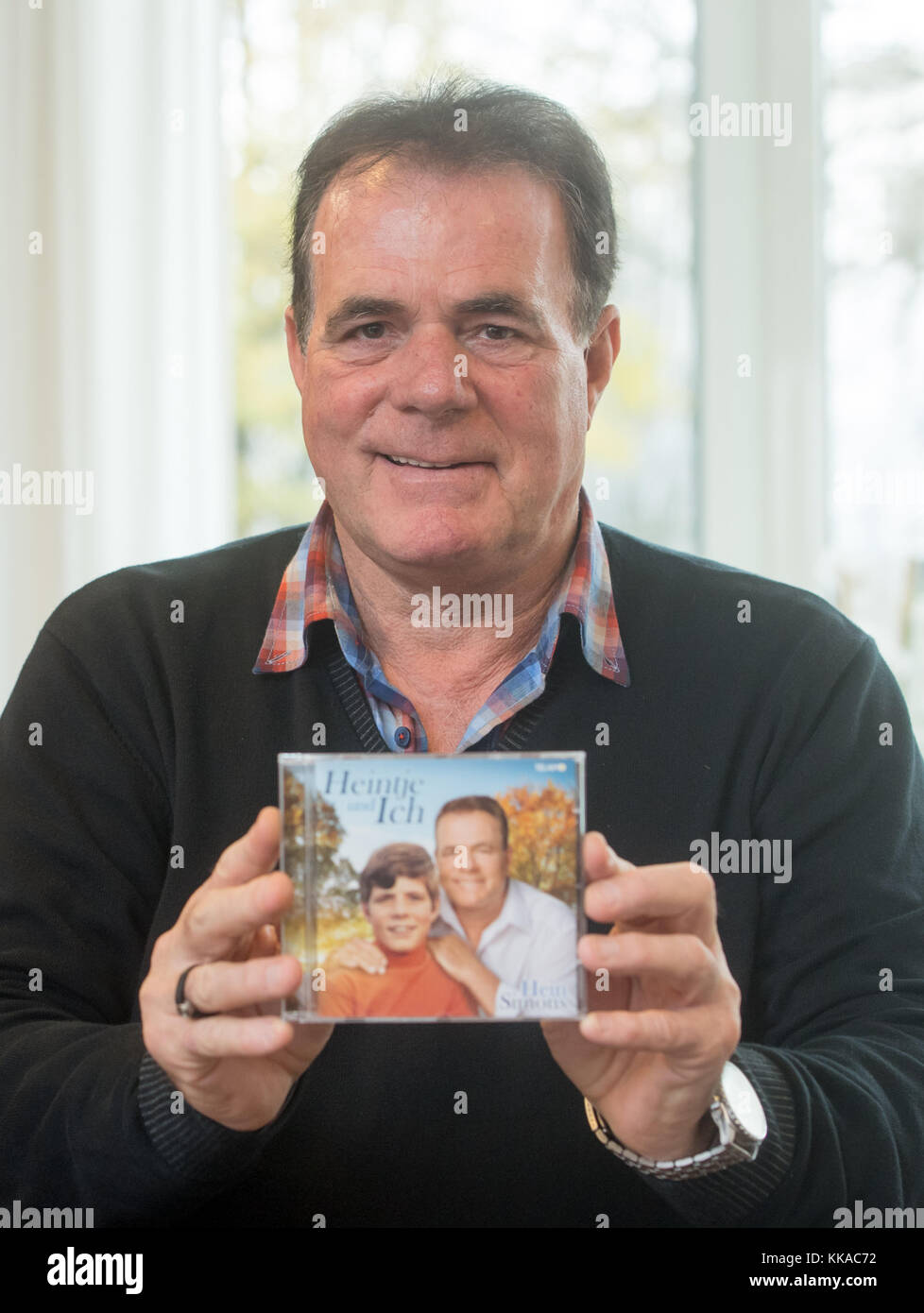 Munich, Germany. 29th Nov, 2017. Singer Heins Simons presents his new ...