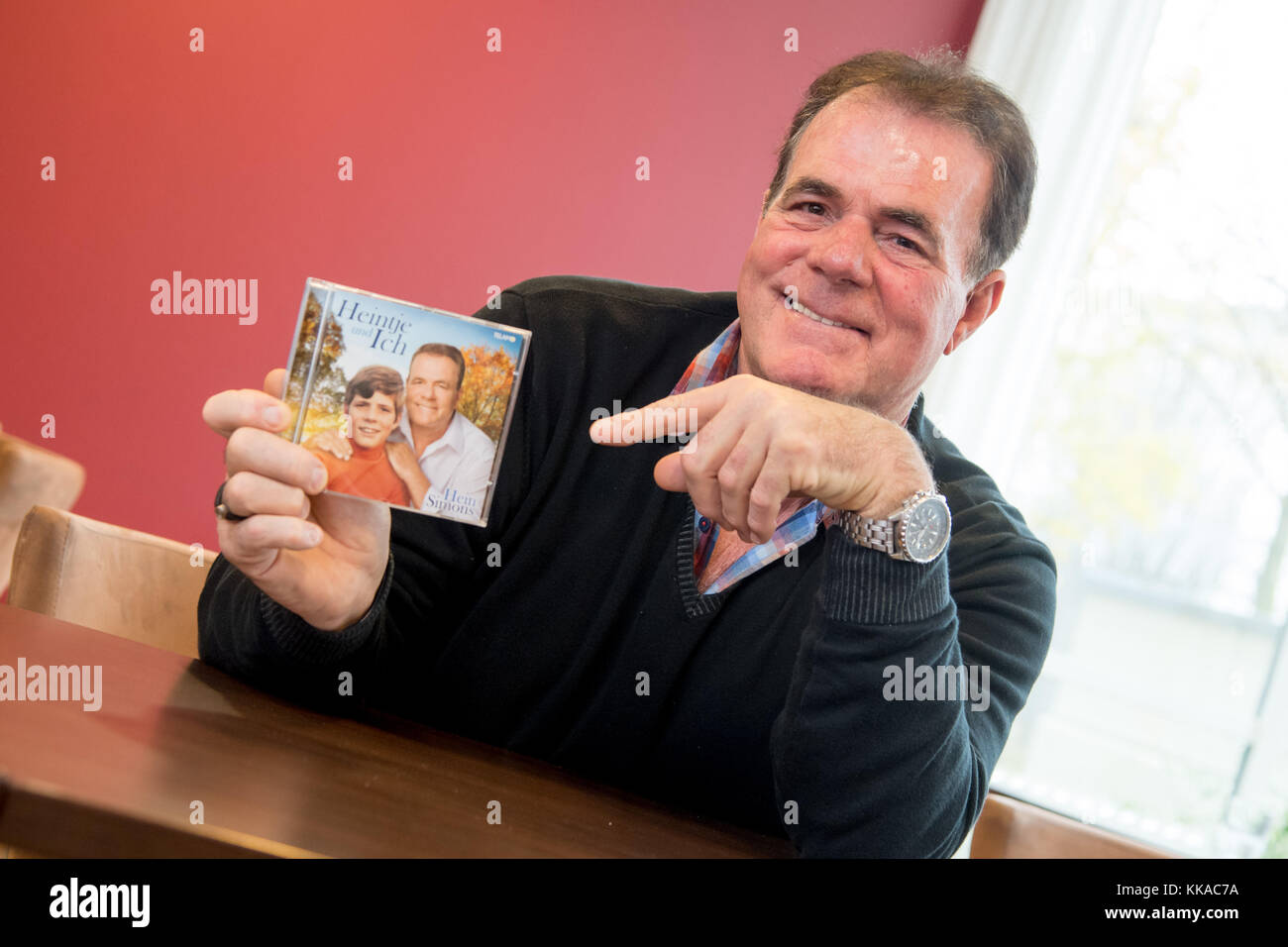 Munich, Germany. 29th Nov, 2017. Singer Heins Simons presents his new ...