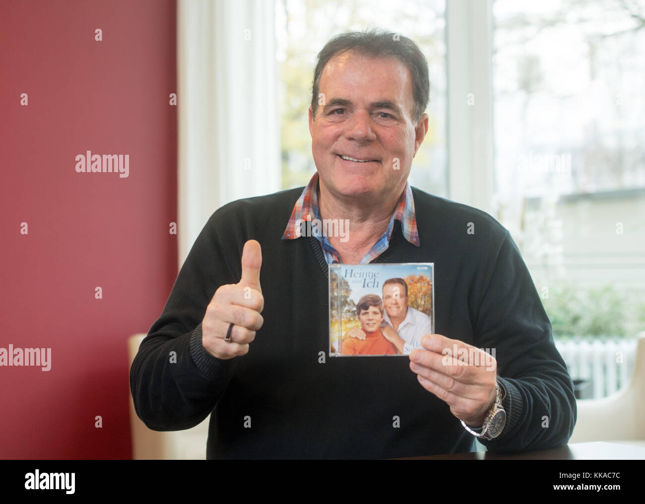 Munich, Germany. 29th Nov, 2017. Singer Heins Simons presents his new ...