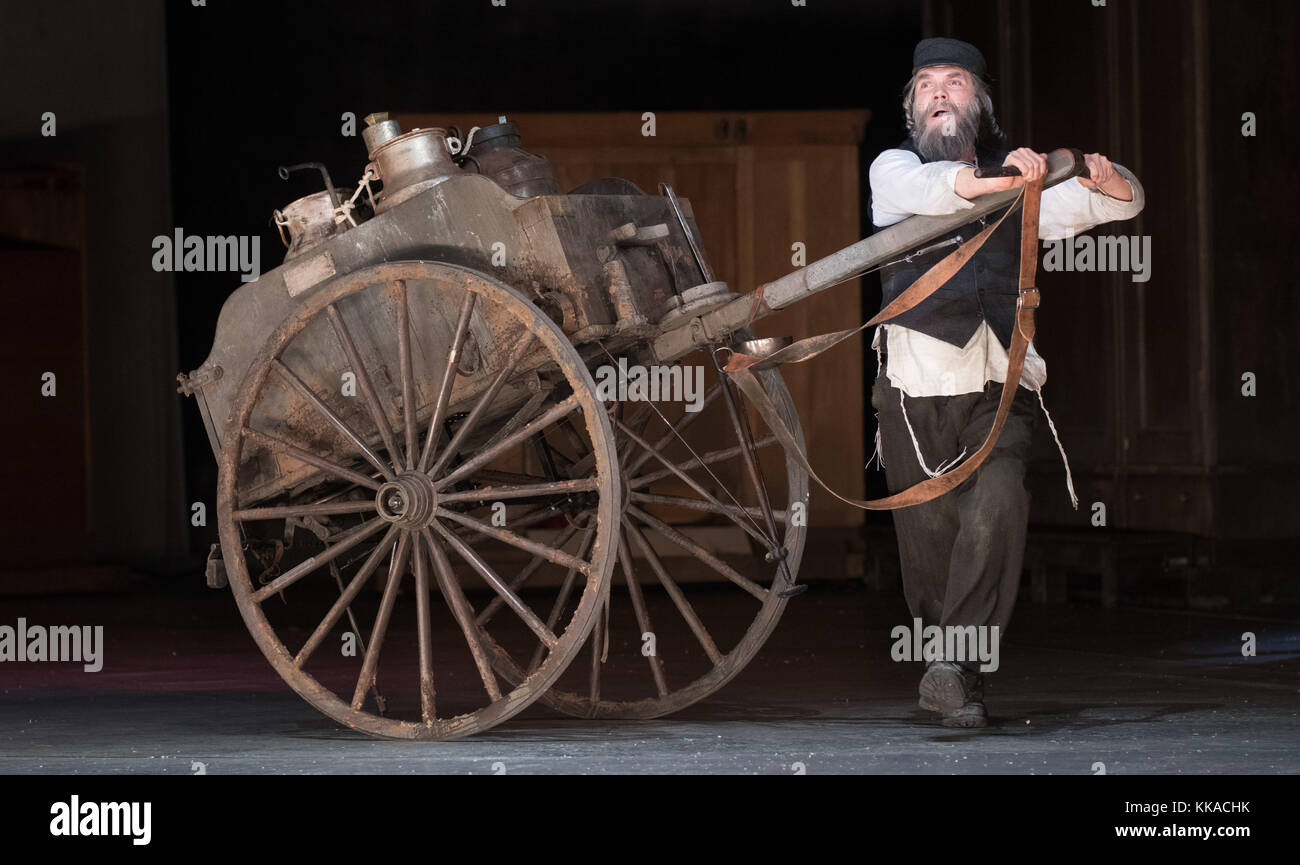 Berlin, Germany. 29th Nov, 2017. Actor Max Hopp as Milkman Tevje ...