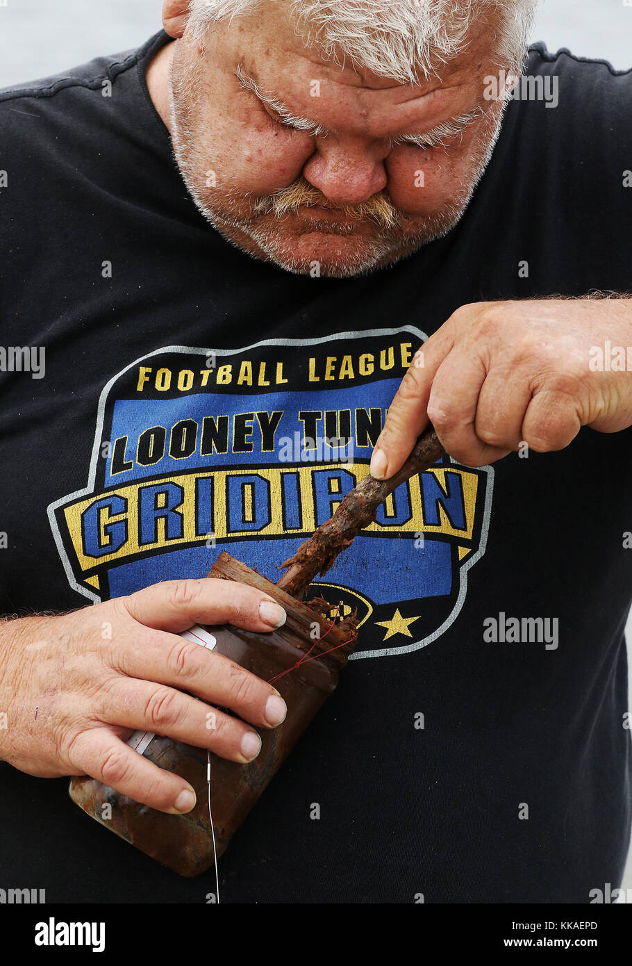 Camanche, Iowa, USA. 3rd Aug, 2017. Ron Horton of Clinton digs into a ...