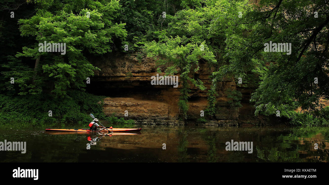 Dubuque, Iowa, USA. 29th June, 2017. A kayaker makes his way along a ...