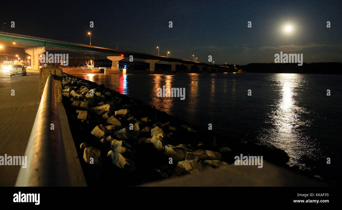 Keokuk, Iowa, USA. 9th Aug, 2017. Moonlight illuminates the Keokuk ...