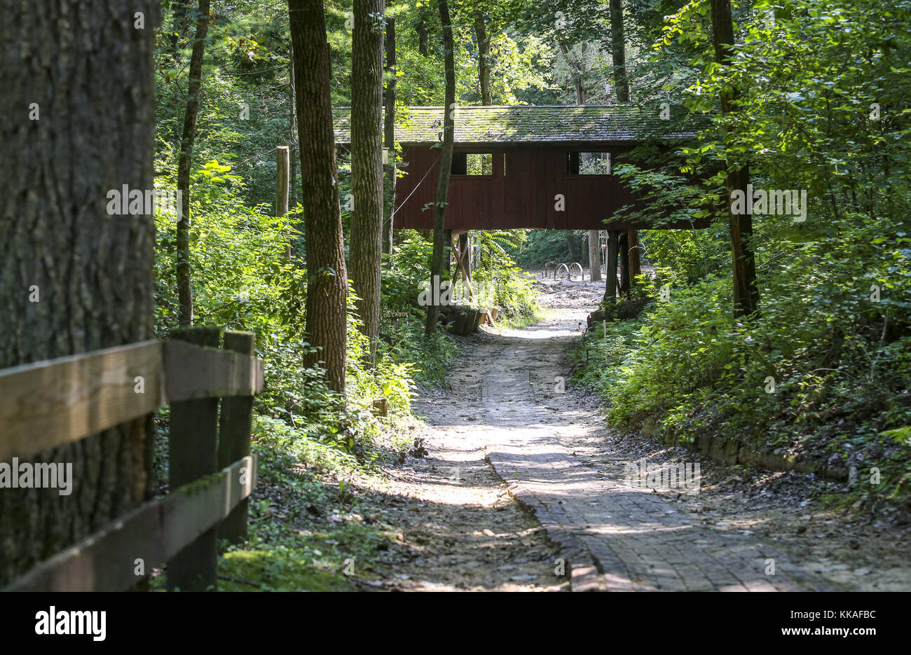 Fulton, Iowa, USA. 2nd Aug, 2017. I walkway and covered bridge is seen ...