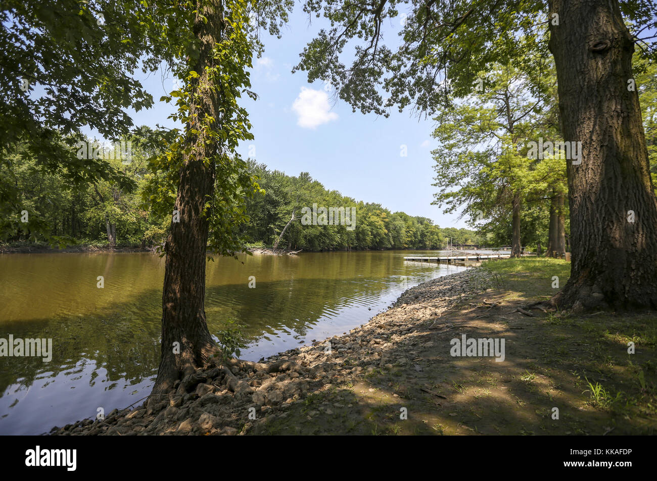 Fulton, Iowa, USA. 2nd Aug, 2017. The Mississippi River backwaters are ...