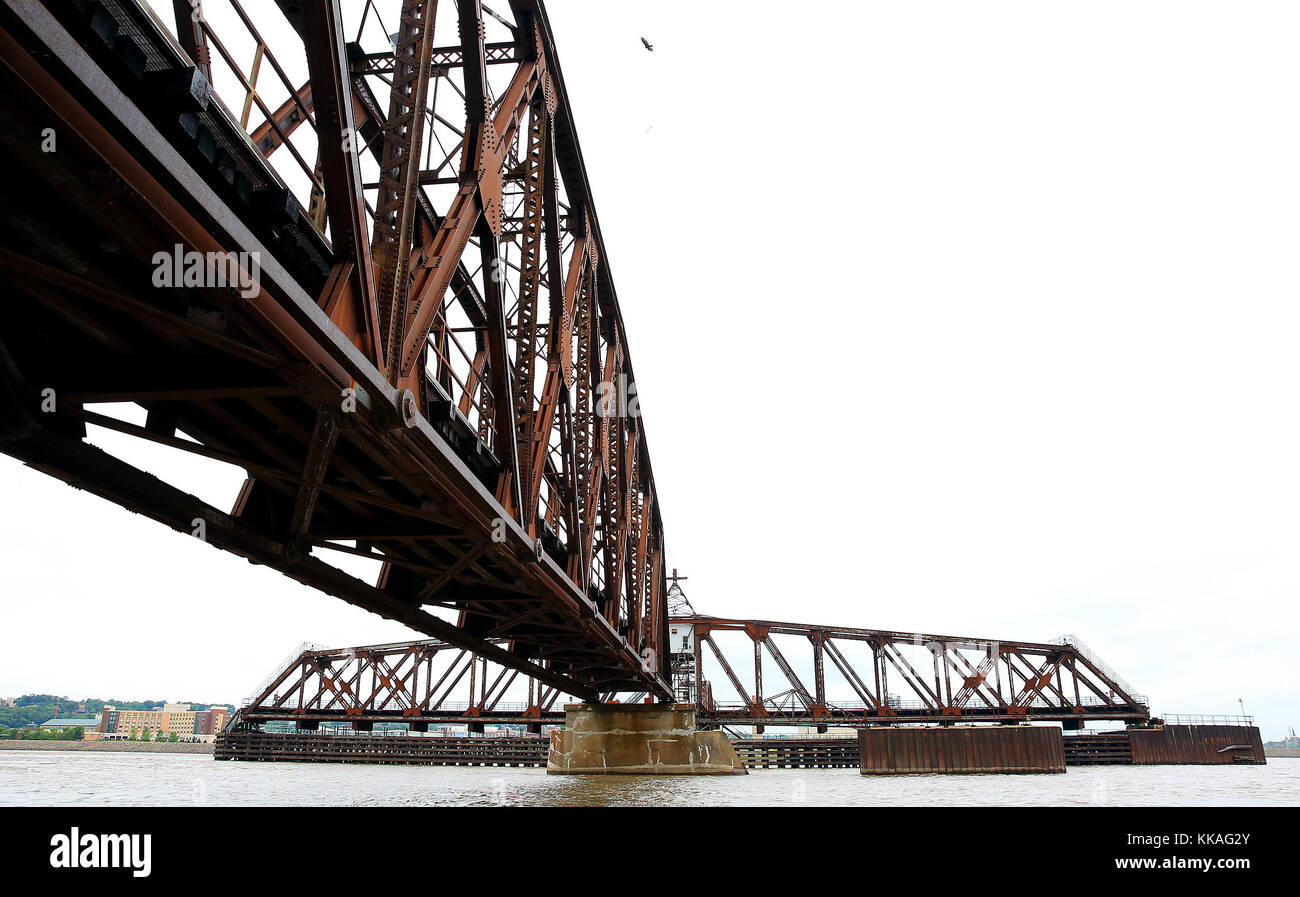 Dubuque rail bridge hi-res stock photography and images - Alamy