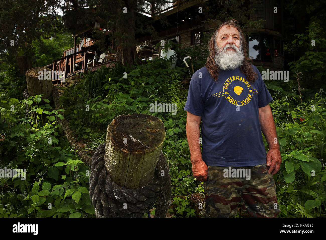 Enveloping greenery hi-res stock photography and images - Alamy