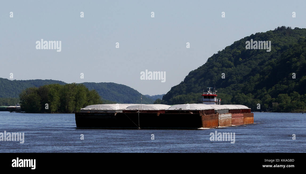 Iowa, USA. 6th June, 2017. A towboat pushes barges up the Mississippi ...