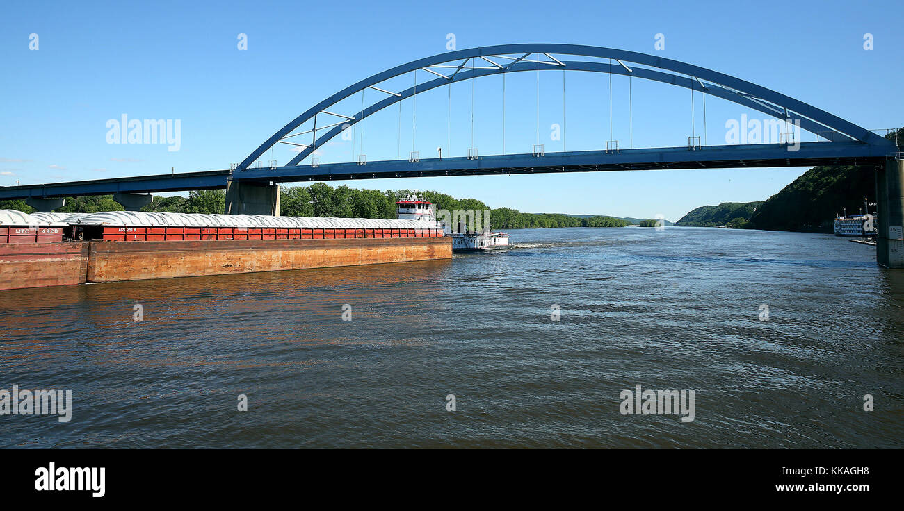 Iowa, USA. 6th June, 2017. The Marquette""“Joliet Bridge bridge crosses ...
