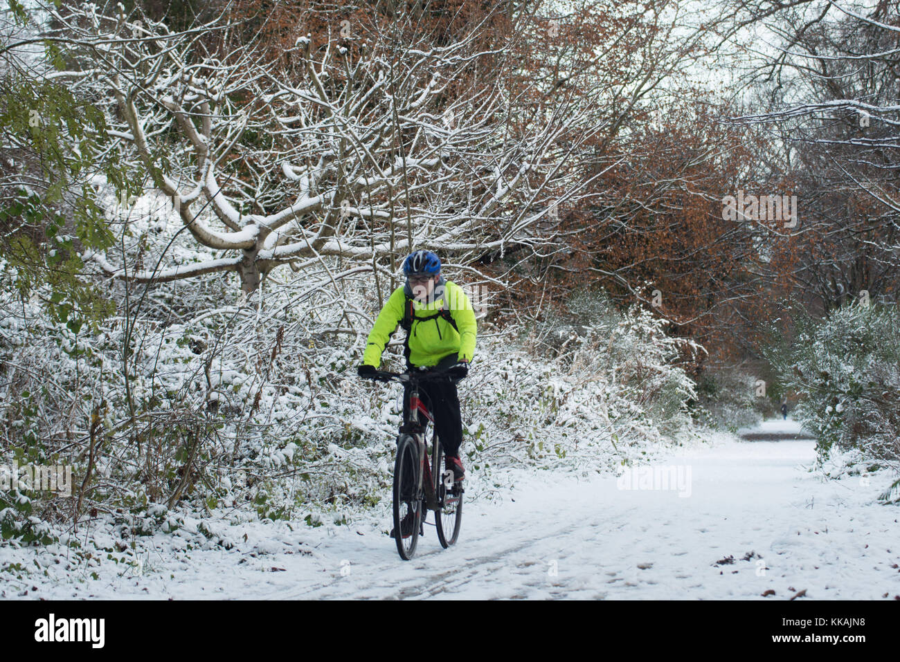 Deeside Way, Aberdeen . 30th November, 2017. A Cyclist on the Deeside ...