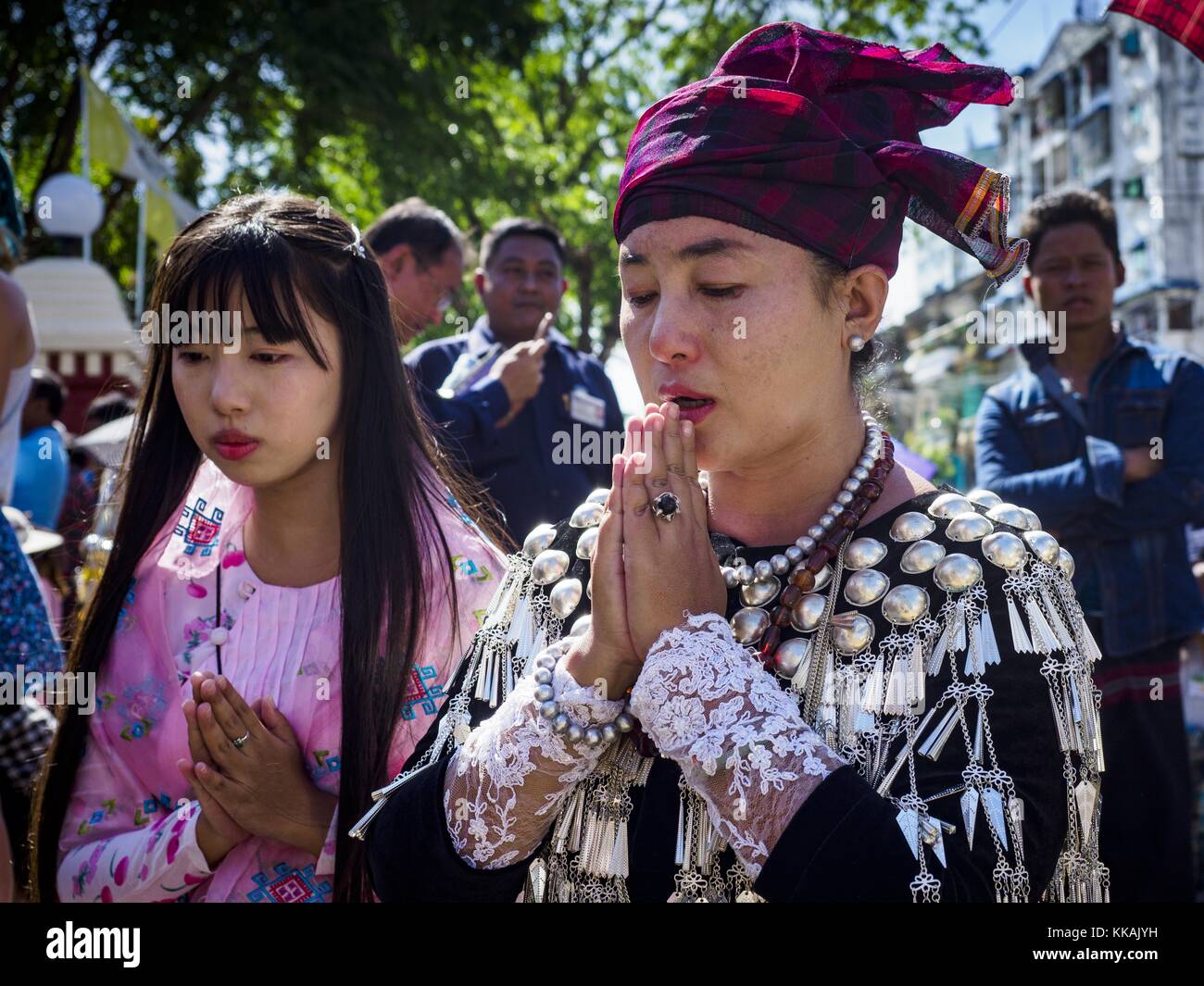 Yangon, Yangon Region, Myanmar. 30th Nov, 2017. Women in traditional ...