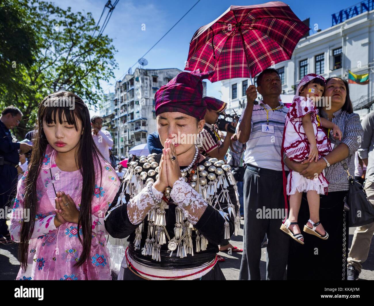 Yangon, Yangon Region, Myanmar. 30th Nov, 2017. Women in traditional ...