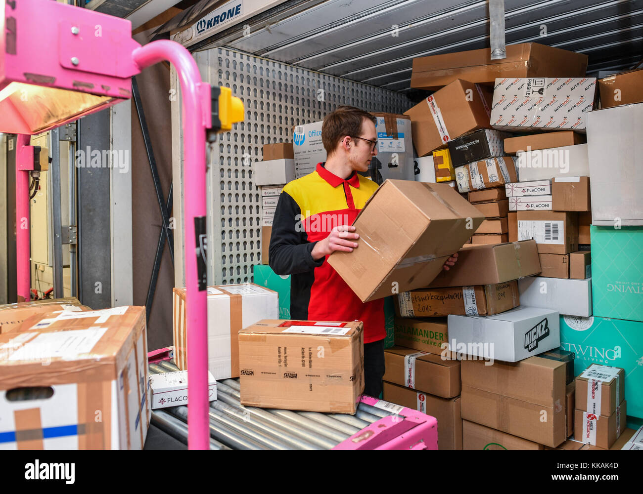 Rudersdorf, Germany. 30th Nov, 2017. Employee Max Neumann stacking ...
