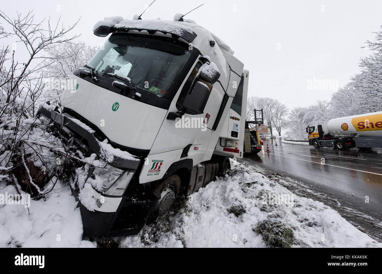 Hinterzarten, Germany. 30th Nov, 2017. A truck photographed in a ditch ...