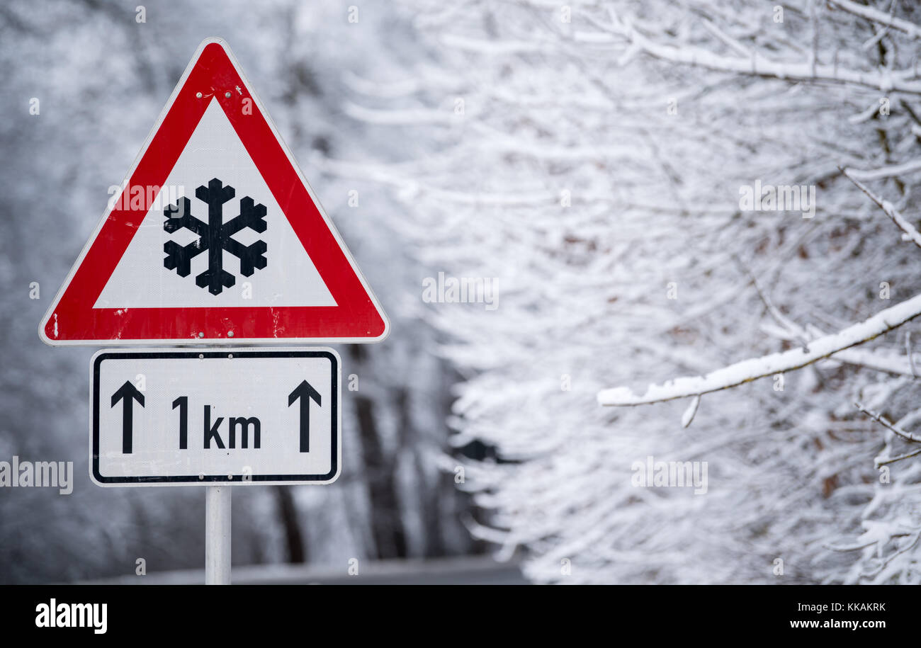 Murnau, Germany. 30th Nov, 2017. A road sign warning of snow and frost ...