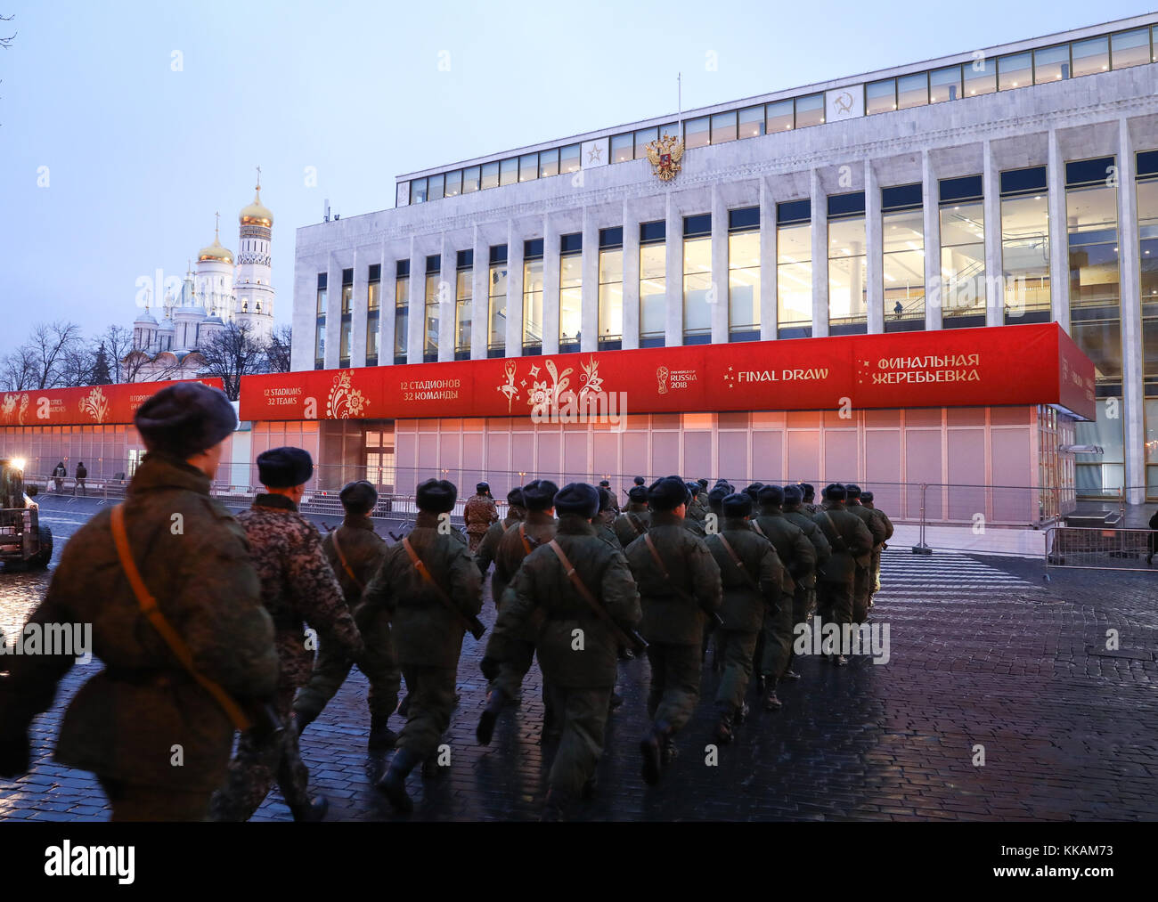Moscow, Russia. 30th Nov, 2017. Soldiers of the Kremlin Guard marching ...