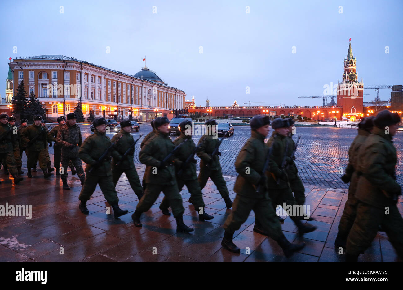 Moscow, Russia. 30th Nov, 2017. Soldiers of the Kremlin Guard marching ...