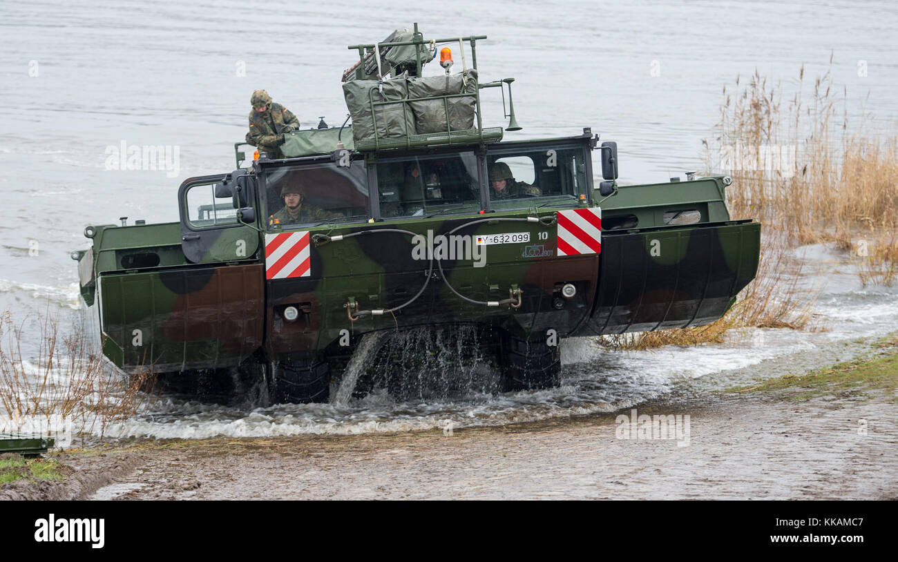 Artlenburg, Germany. 30th Nov, 2017. A German M3 Amphibious rig ...