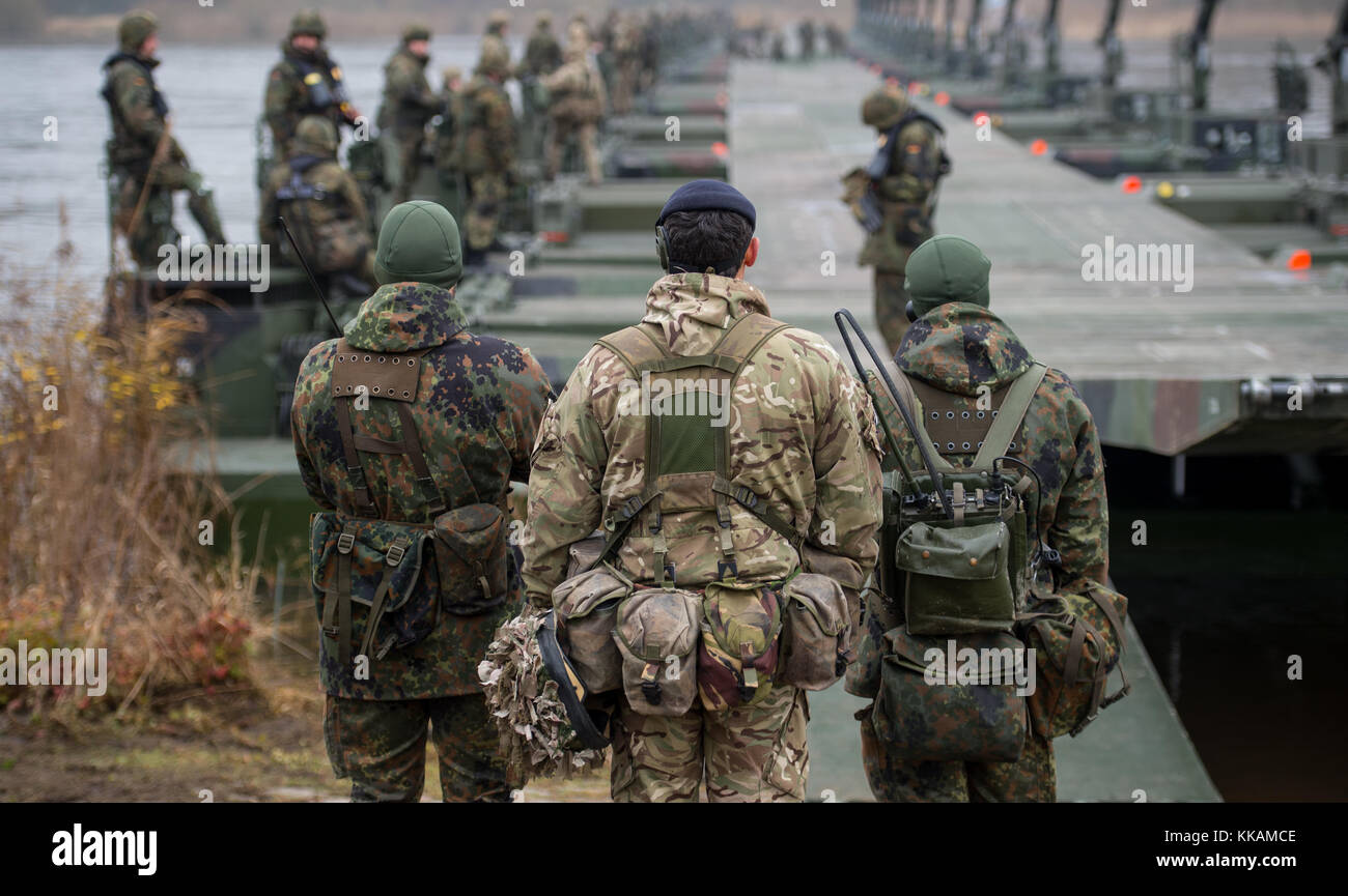 Amphibious bridge hi-res stock photography and images - Alamy