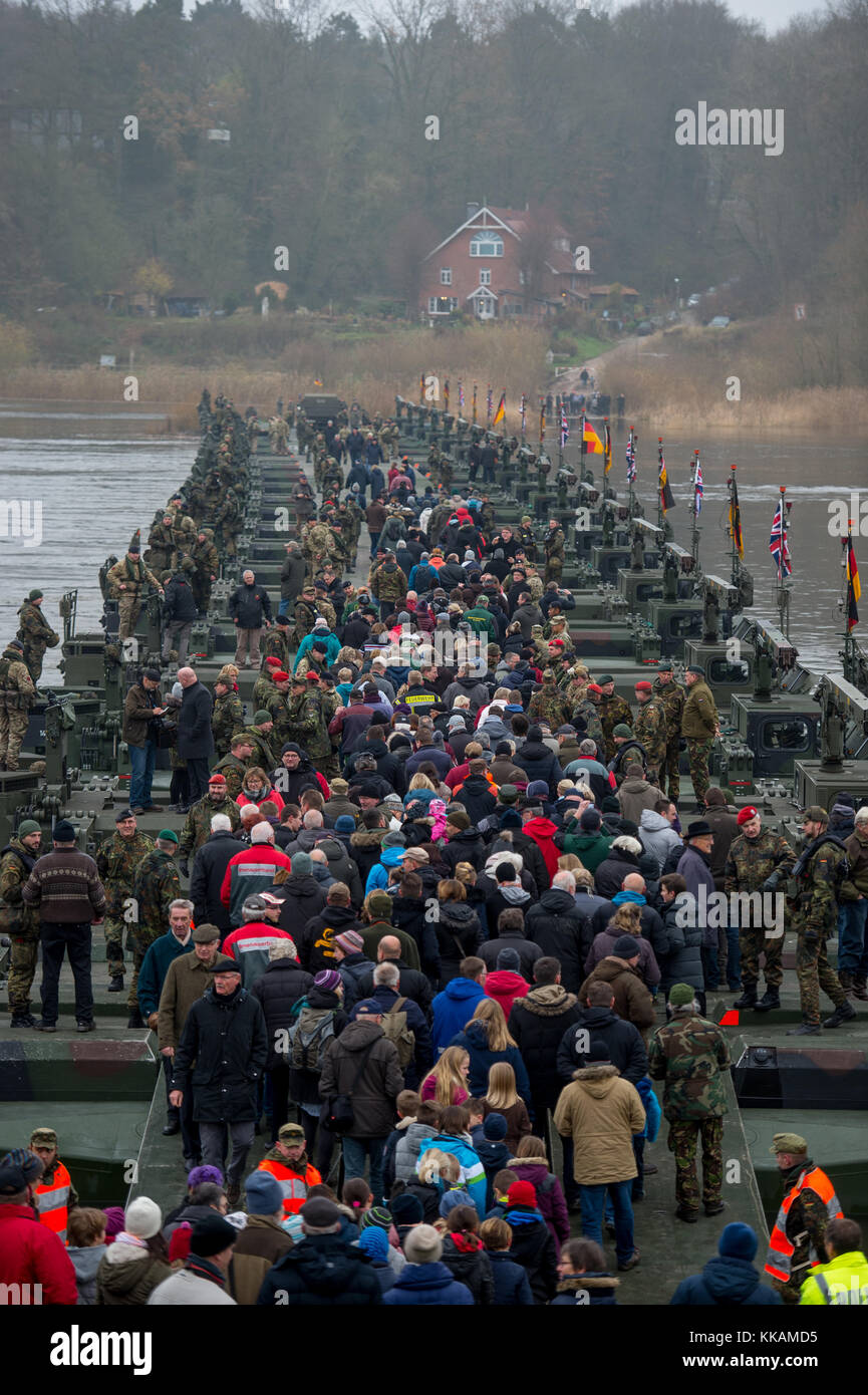 Artlenburg, Germany. 30th Nov, 2017. Visitors crossing the river Elbe ...