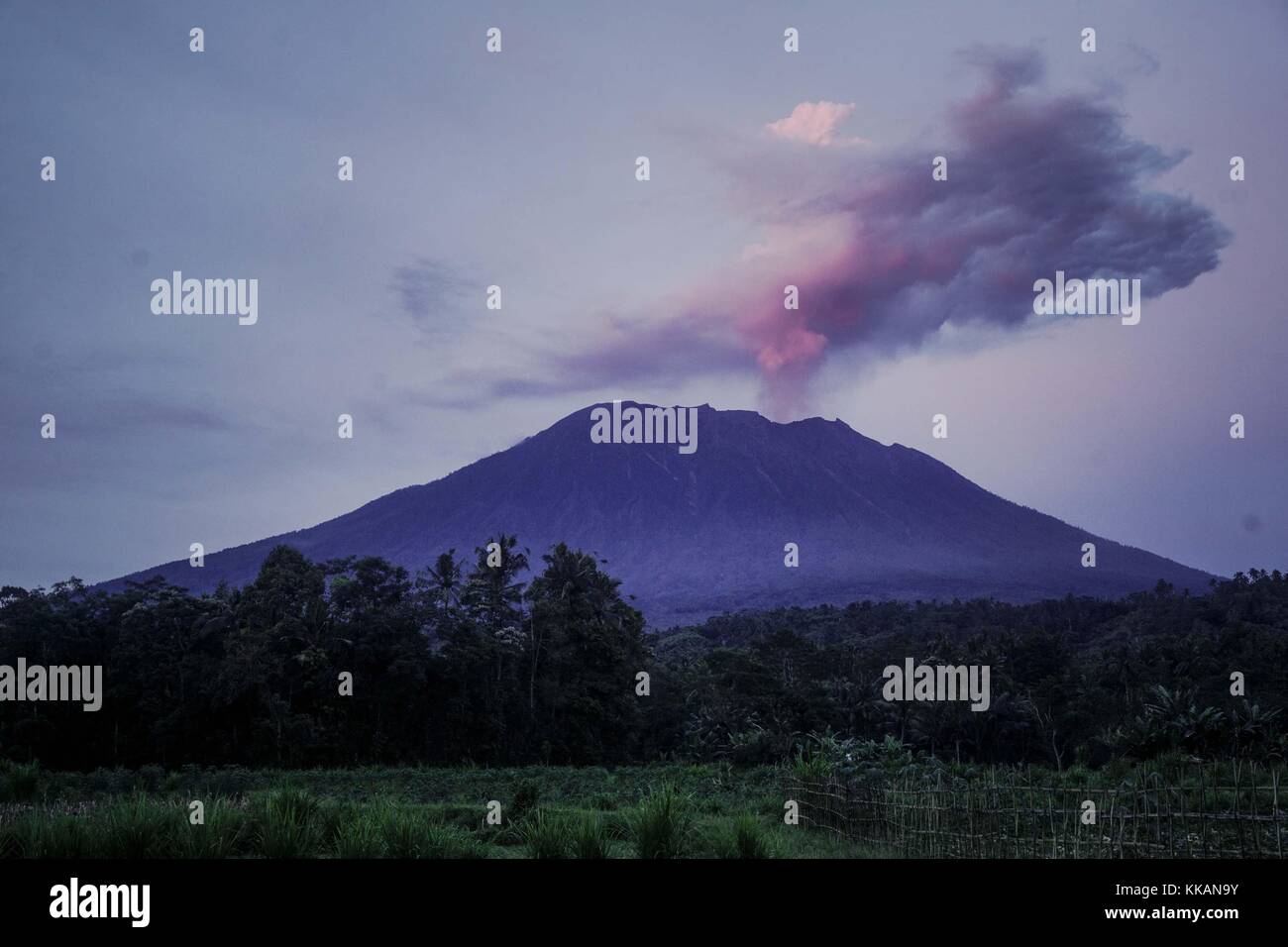 Karangasem, Bali, Indonesia. 30th Nov, 2017. Mount Agung Volcano spews ...