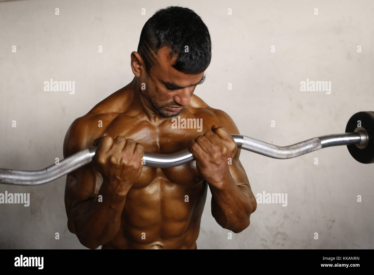 Dhaka, Bangladesh. 30th Nov, 2017. A Bodybuilder warms up backstage ...