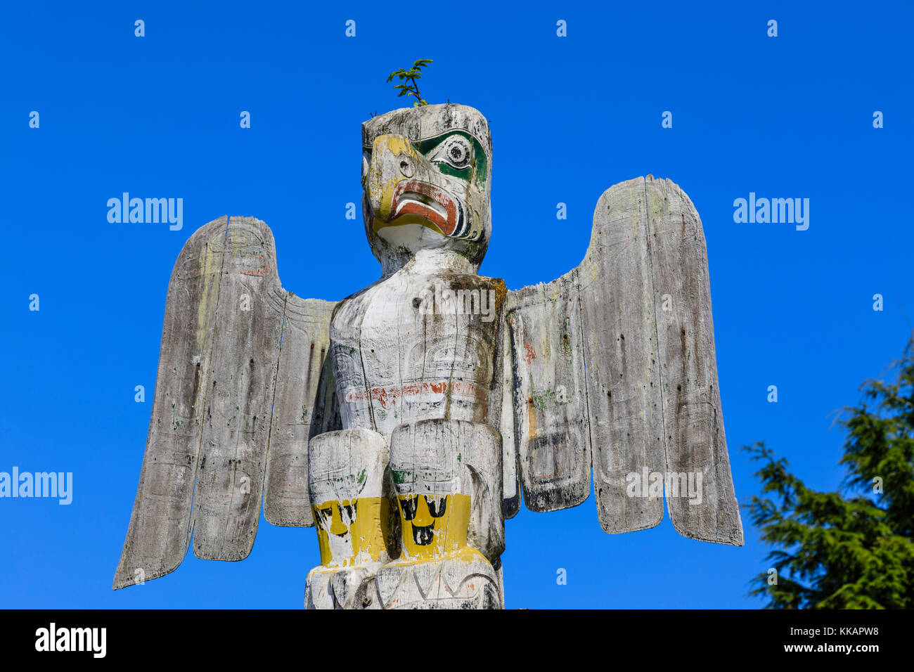 Thunderbird, First Nation Totem Pole, Namgis Burial Grounds, Alert Bay ...